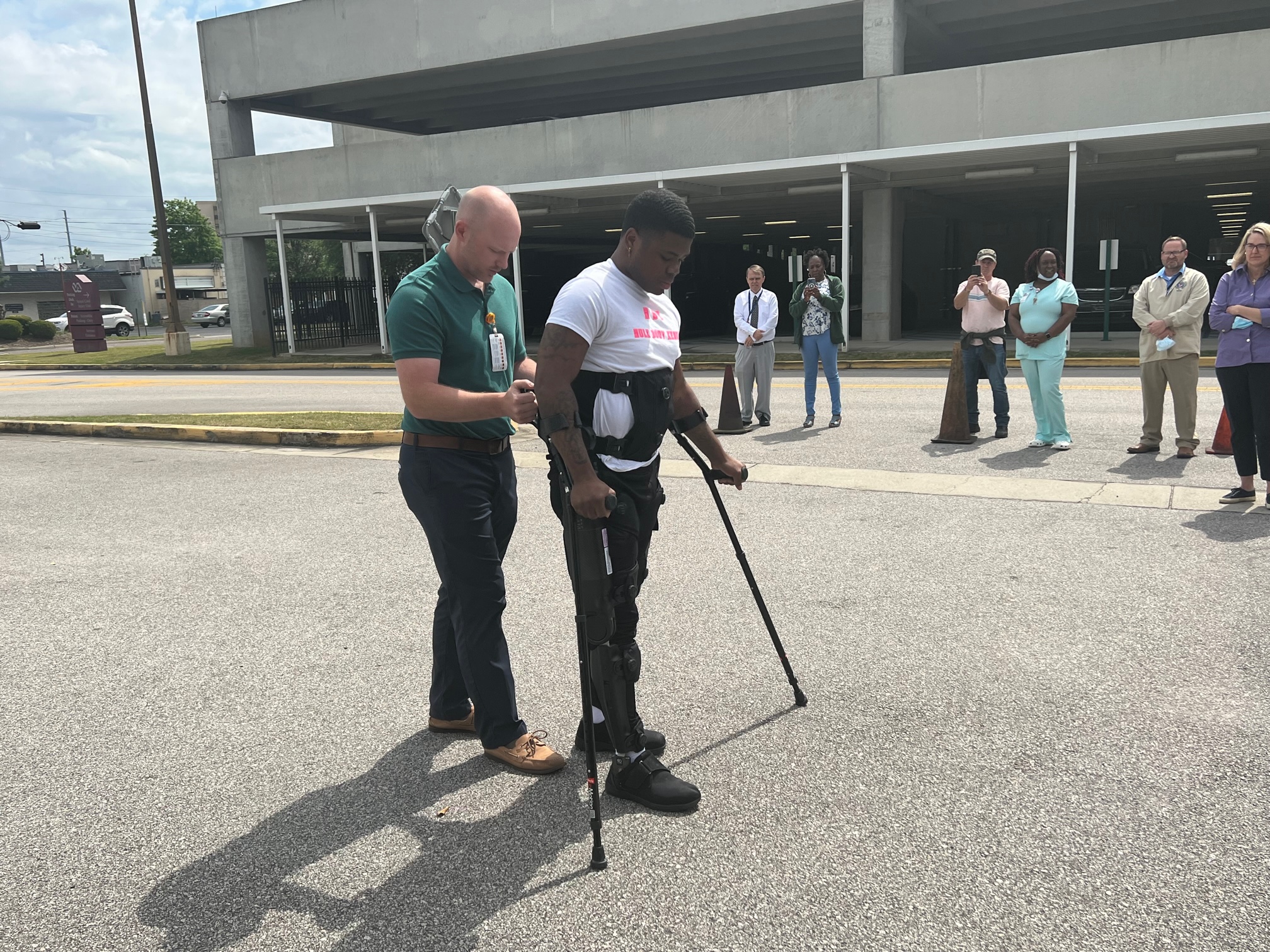 Exoskeleton helps veterans with spinal cord injuries walk again ...