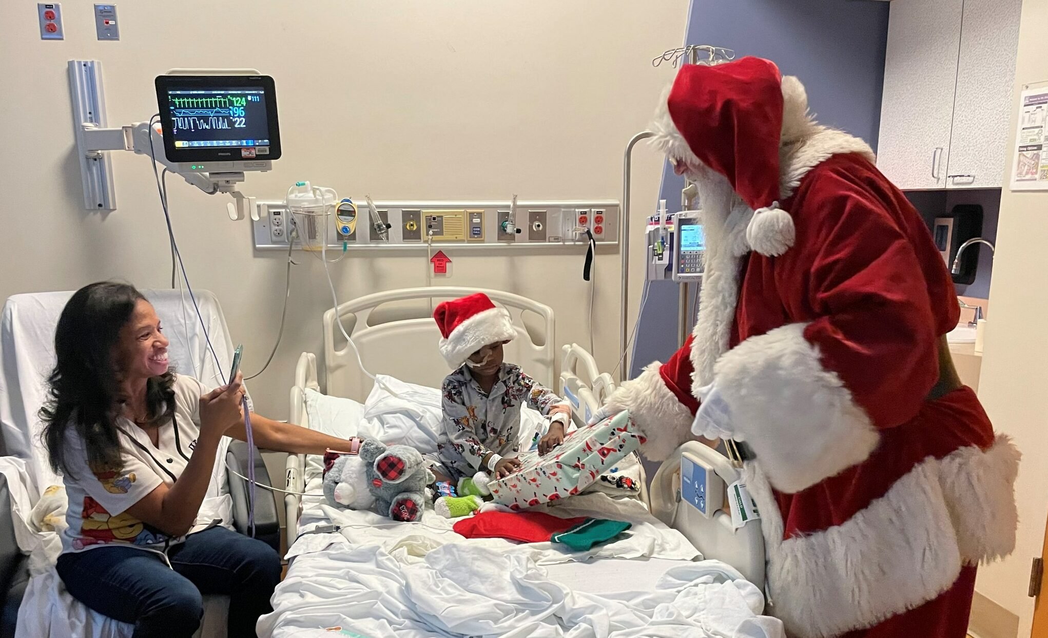 Santa visits children's hospital - Augusta Good News